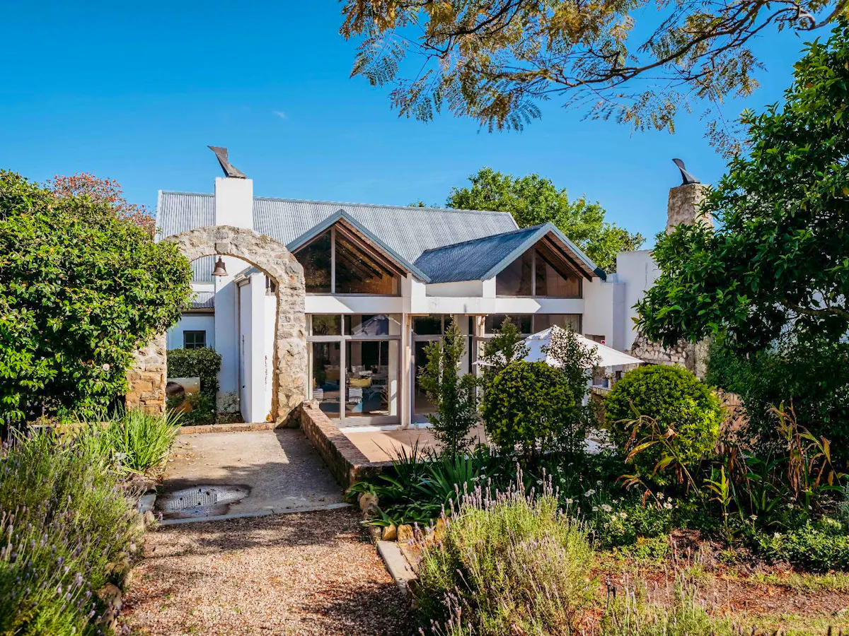 White Water Farmhouse: Heritage Rural Retreat near Stanford